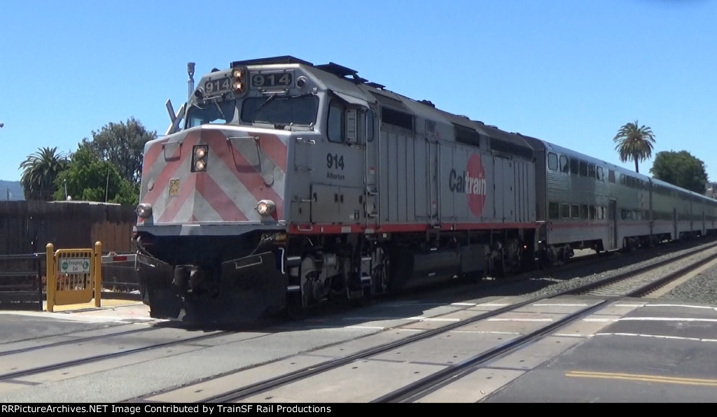 JPBX 914 Leads Caltrain 144